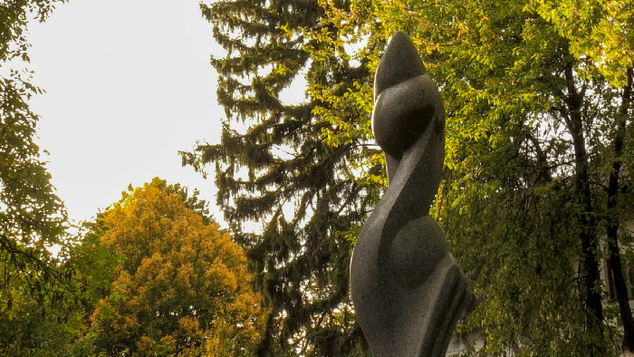 Matl Péter szobrai Beregszászban :: Kárpátaljai Népfőiskolai Egyesület